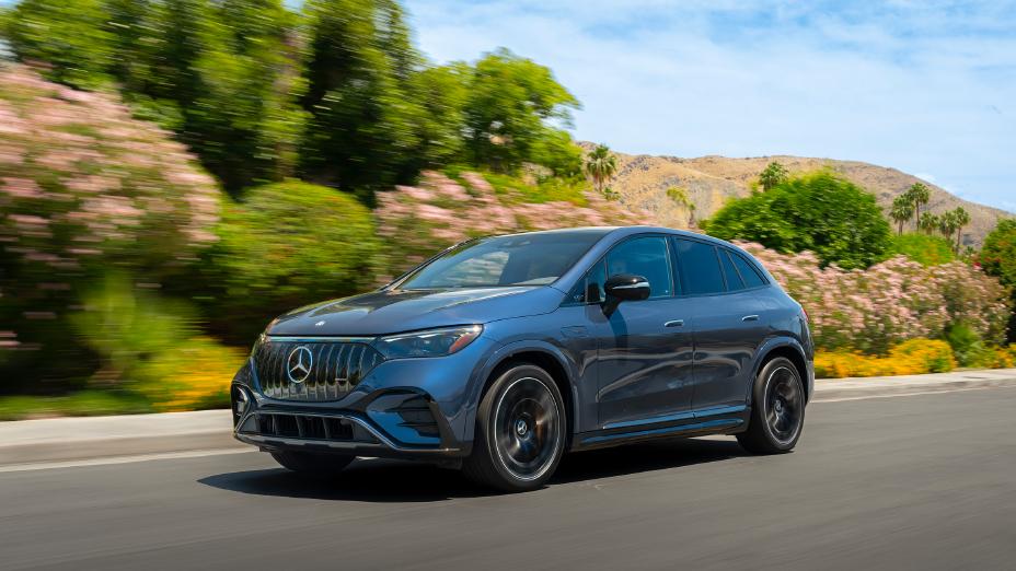 Surprise! The Mercedes-Benz AMG EQE X4 has a smart passenger screen ...