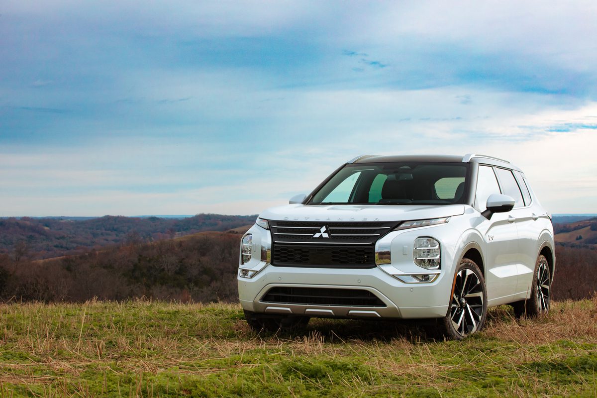 The colorful drive mode screens on the 2023 Mitsubishi Outlander Plug ...